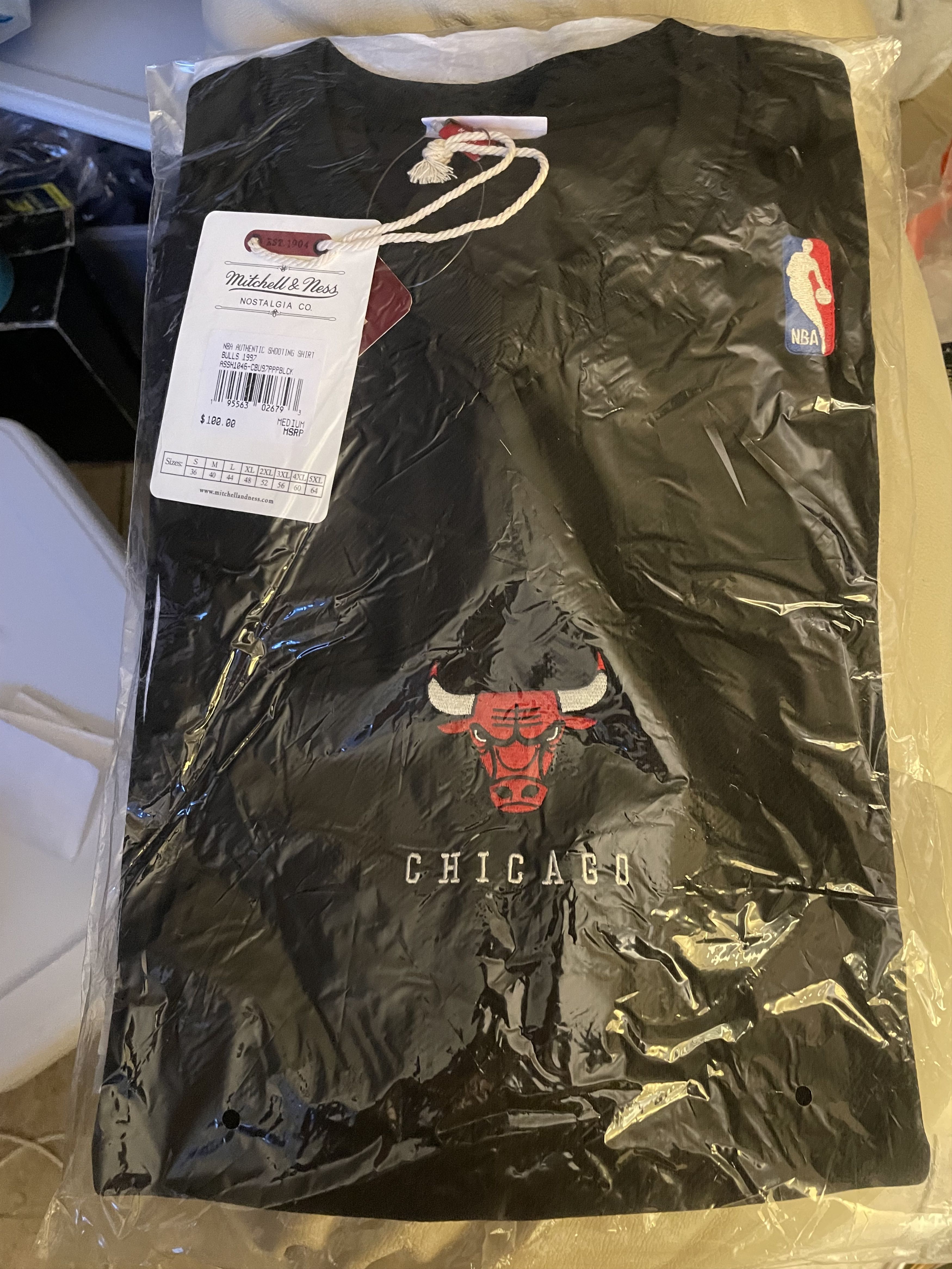Mitchell & Ness Authentic 1997-98 Chicago Bulls Shooting Shirt/Jersey ...