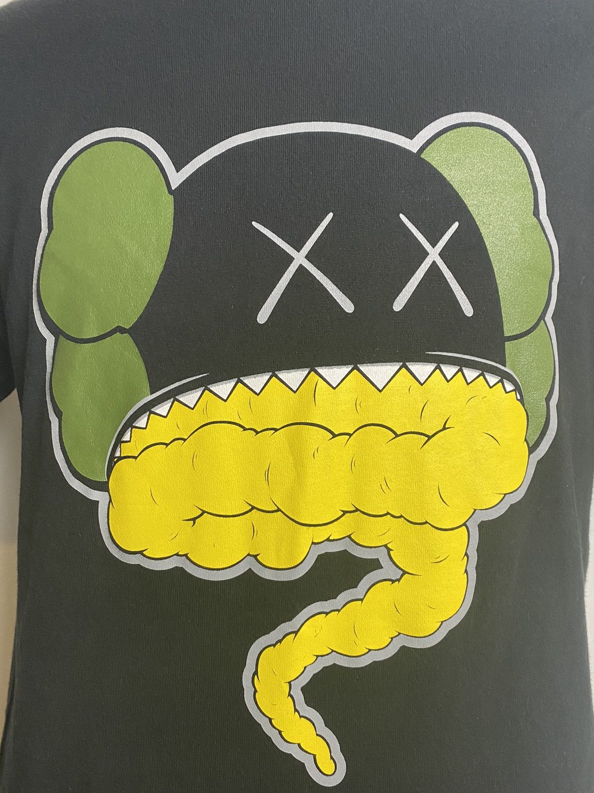 Original Fake Vintage Kaws Helmet Guts 2006 Black XL T-Shirt Original ...