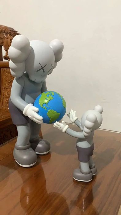 Kaws Kaws World Statue Gray | Grailed