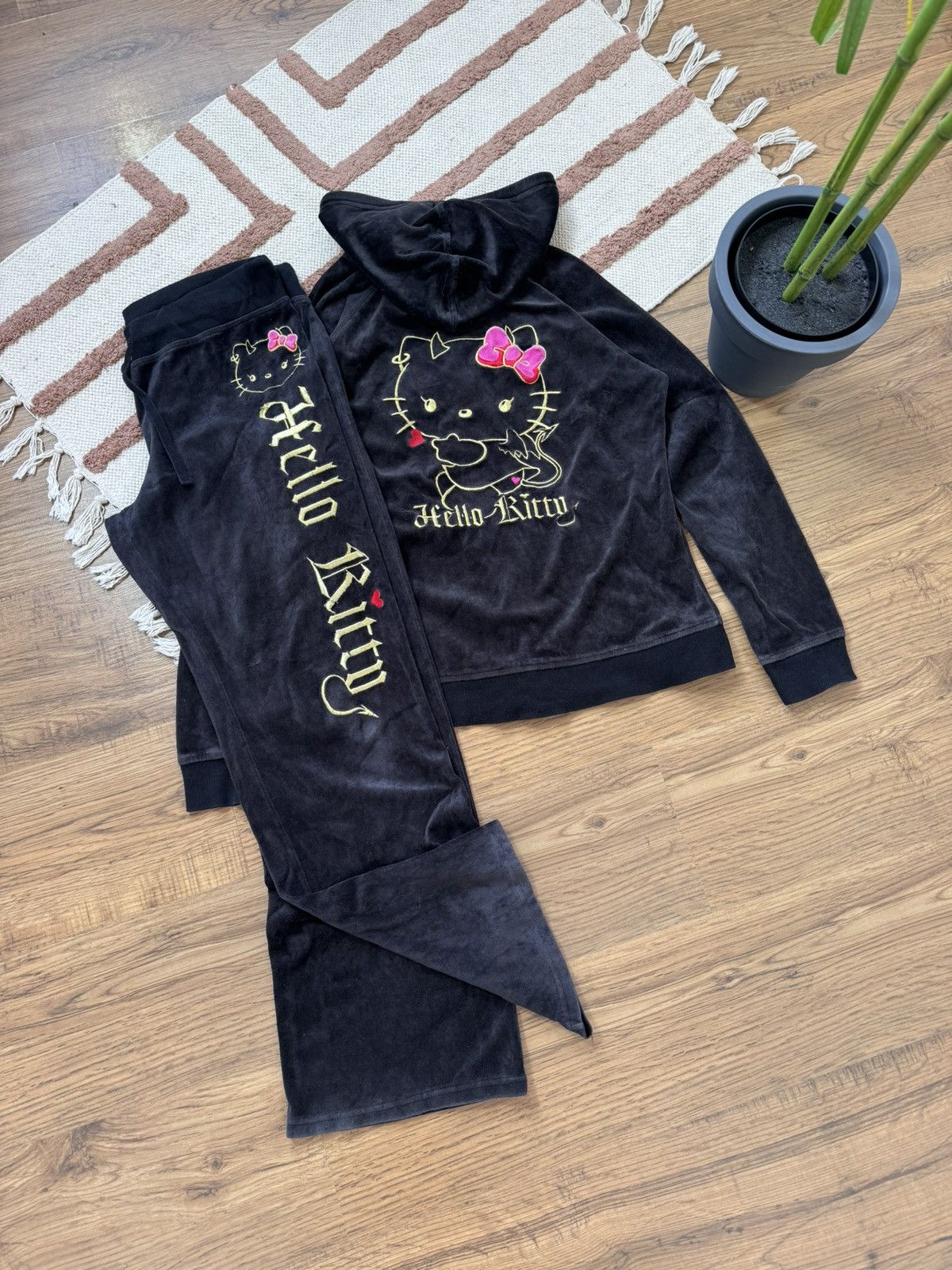 Anime × Cartoon Network × Vintage VINTAGE HELLO KITTY VELOUR TRACKSUIT ...