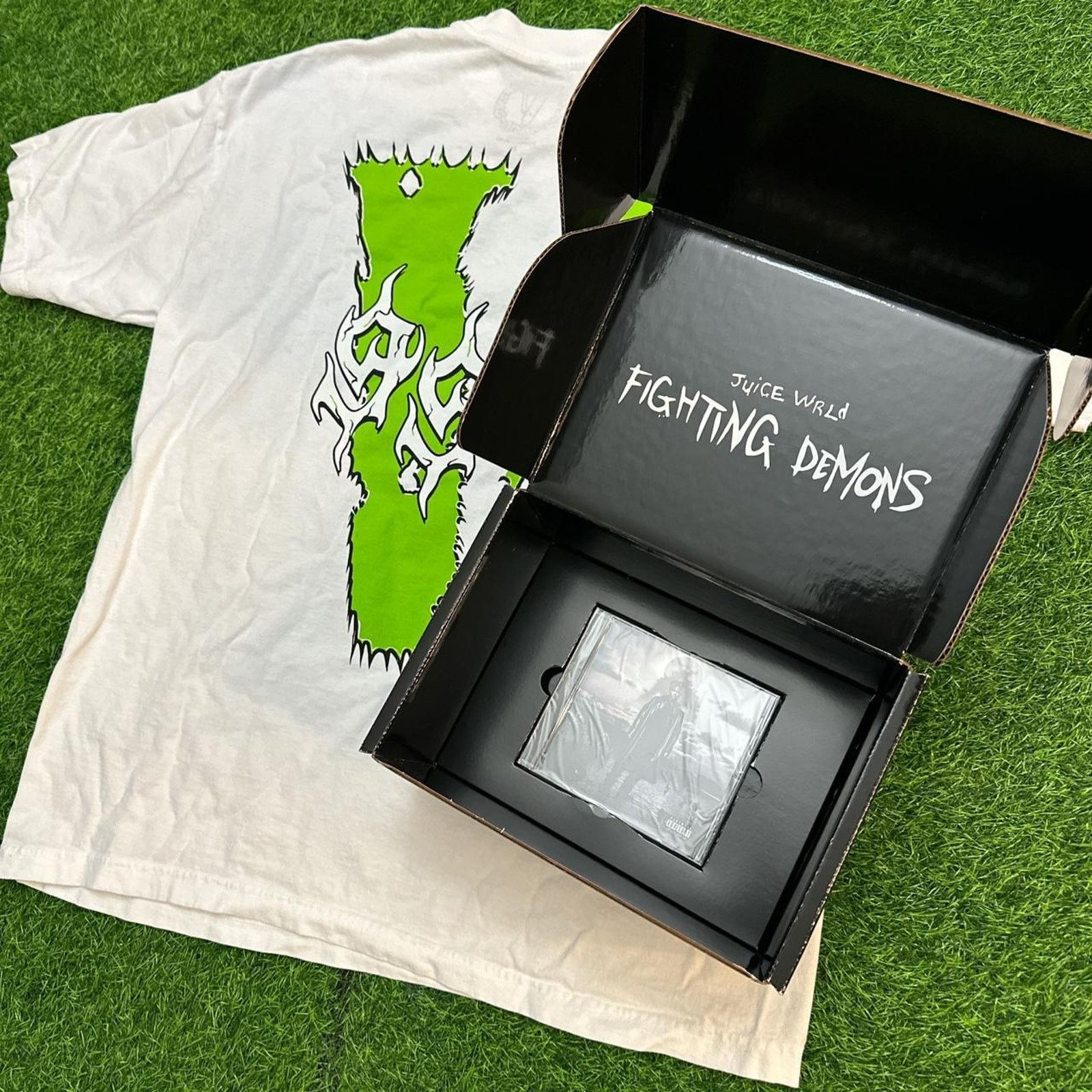 Vlone White Vlone x Juice Wrld Fighting Demons Graphic Tee Box Set ...