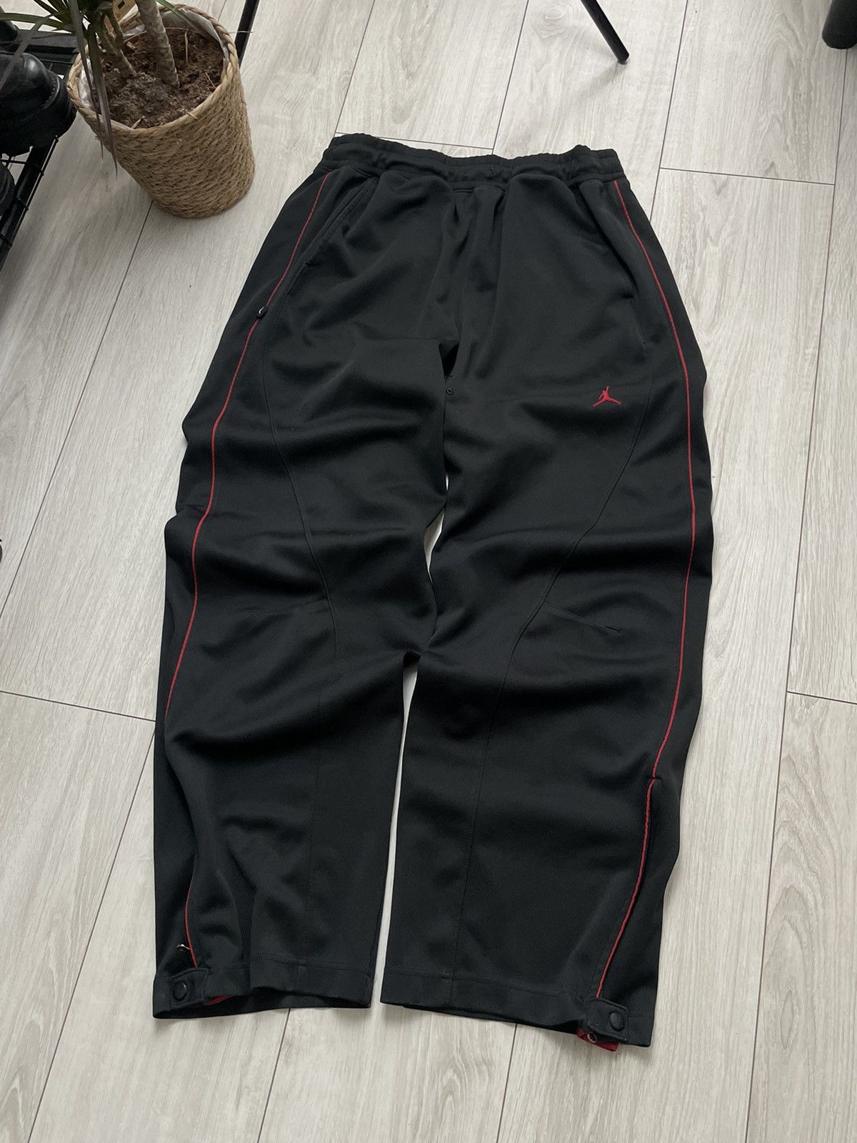 Jordan Brand × Streetwear × Vintage Jordan Baggy Fit Pants Center Logo ...