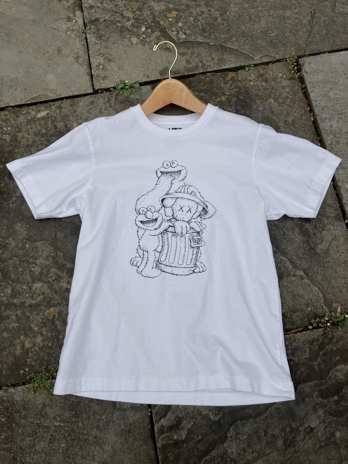 Uniqlo Kaws x Sesame Street Uniqlo Companion Trash Can Outline Tee ...