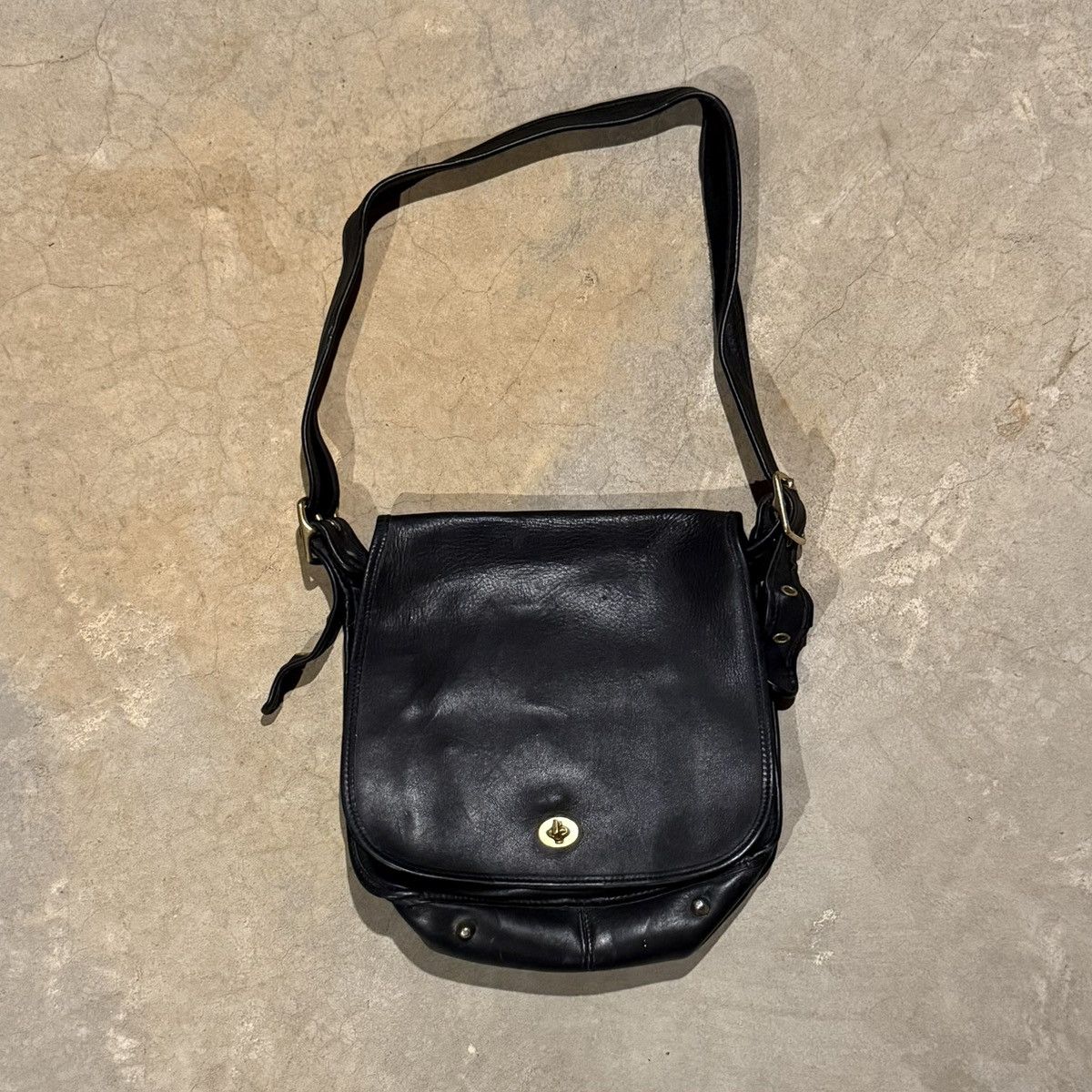 Coach Vintage 1990s Coach Stewardess Turnlock Leather Shoulder Bag ...
