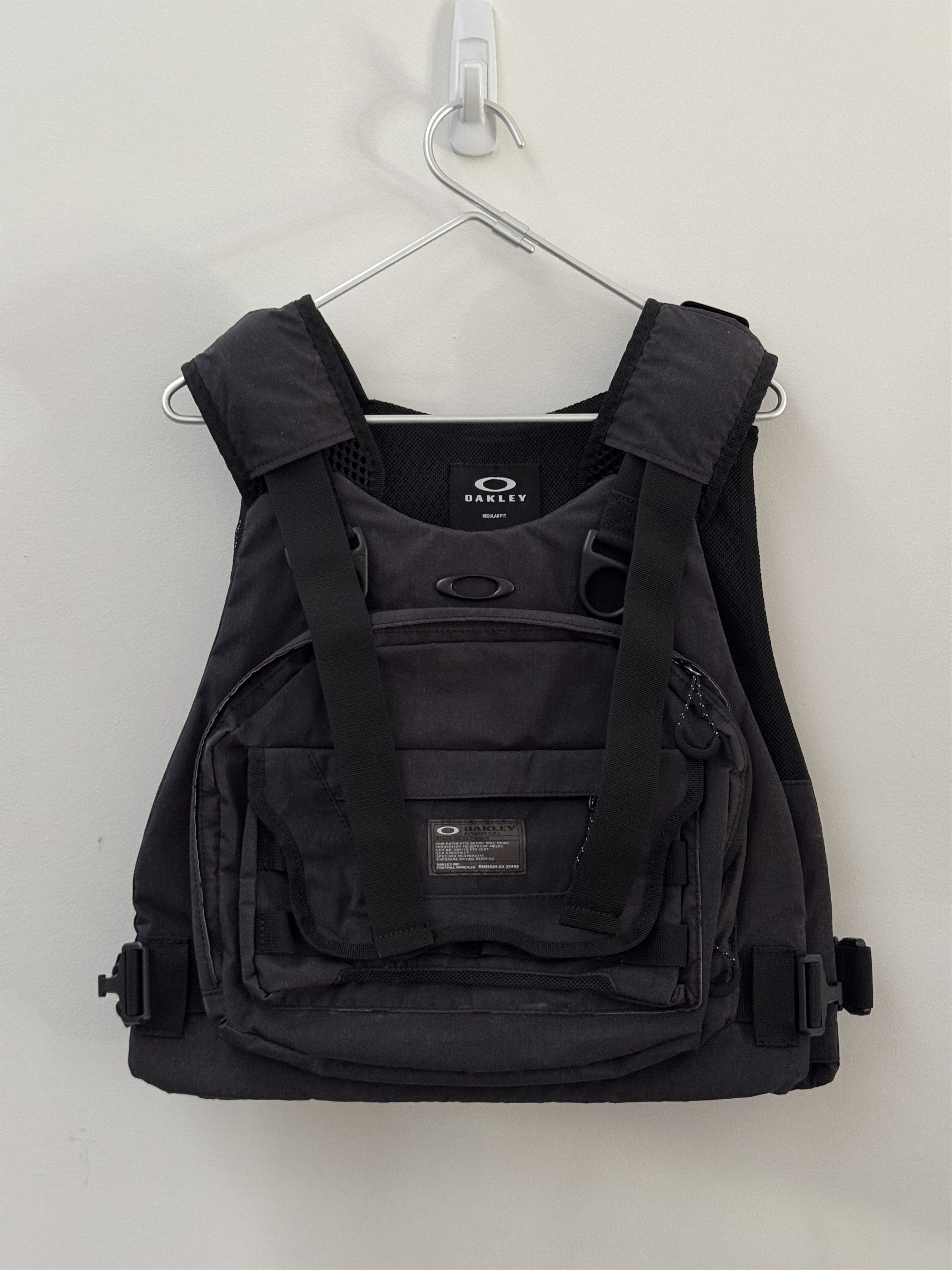 Oakley OAKLEY FGL AP VEST 4.0 men Vest Black New | Grailed