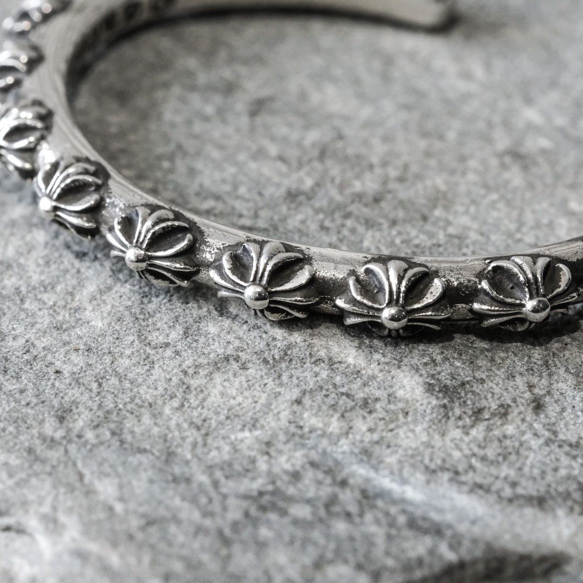 Chrome Hearts CHROME HEARTS CROSS BAND BANGLE | Grailed