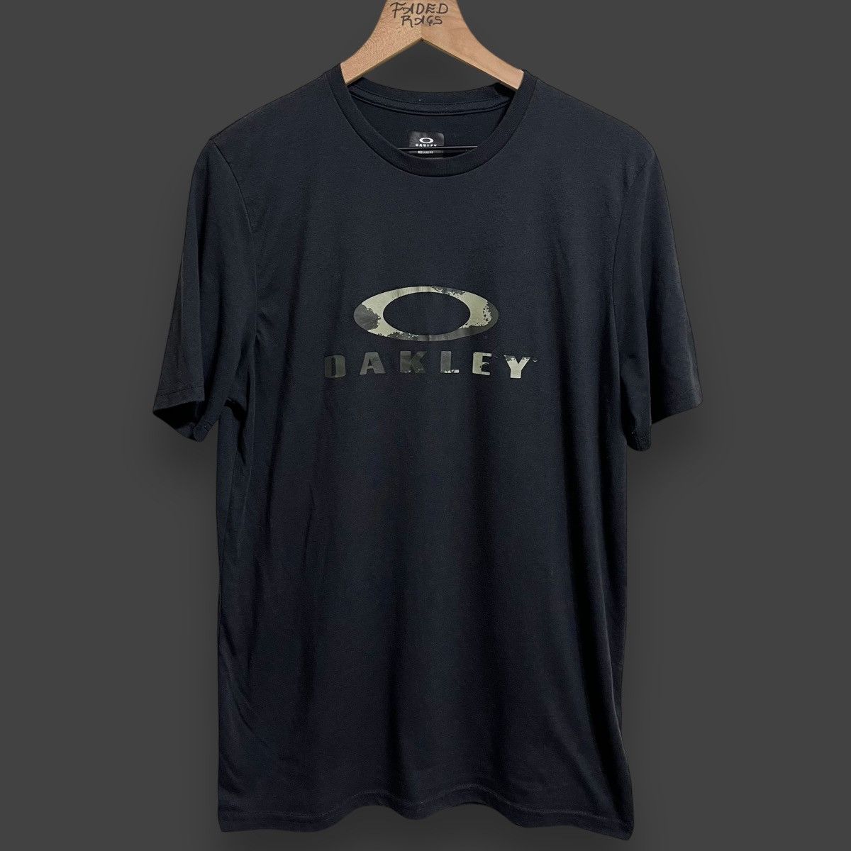 Oakley × Streetwear × Vintage Oakley Tee Center Logo Y2K | Grailed