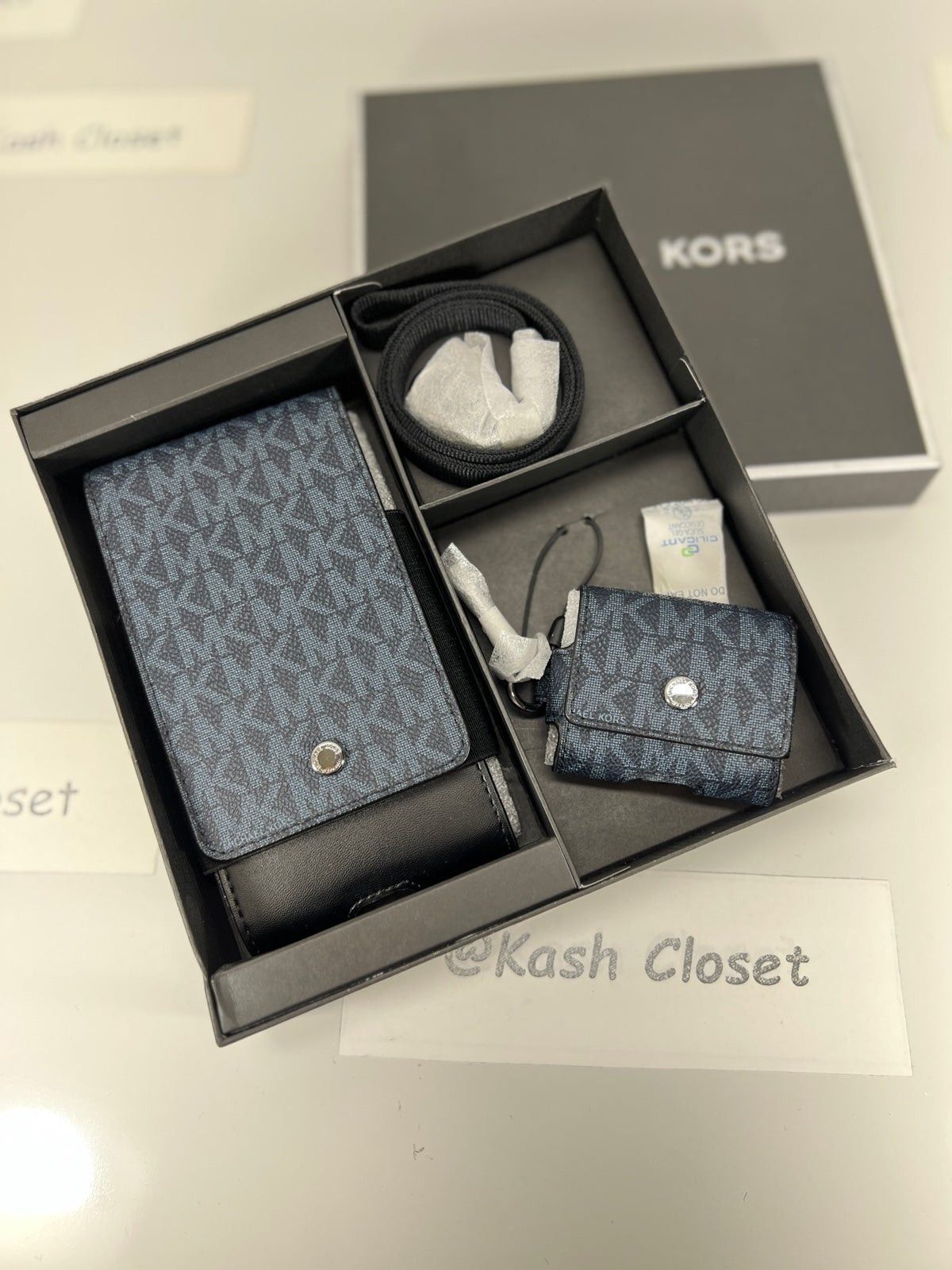 Michael Kors Michael Kors Tech lanyard & Airpod case box set MK ...