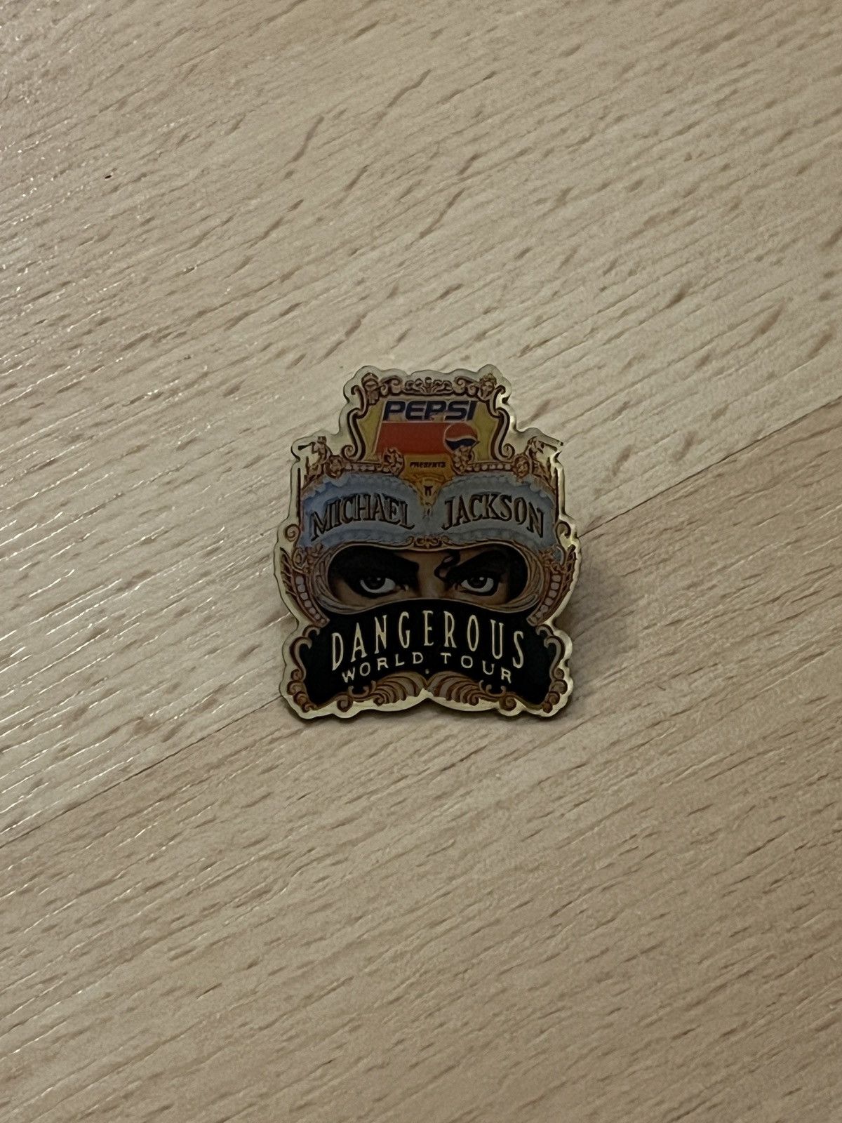 Michael Jackson × Pepsi × Pins Michael Jackson « Dangerous World Tour ...