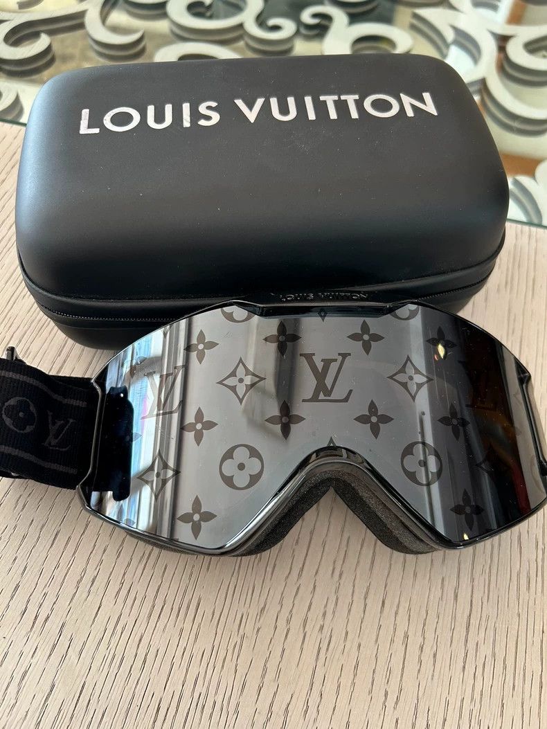Louis Vuitton Louis Vuitton Snow goggles 2501-Nextarrow | Grailed