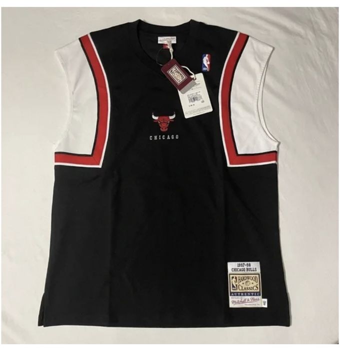 Mitchell & Ness Authentic 1997-98 Chicago Bulls Shooting Shirt/Jersey ...