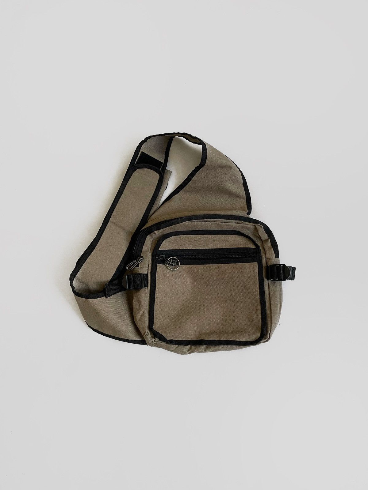 Archival Clothing Vintage street sling bag 2000s | Grailed