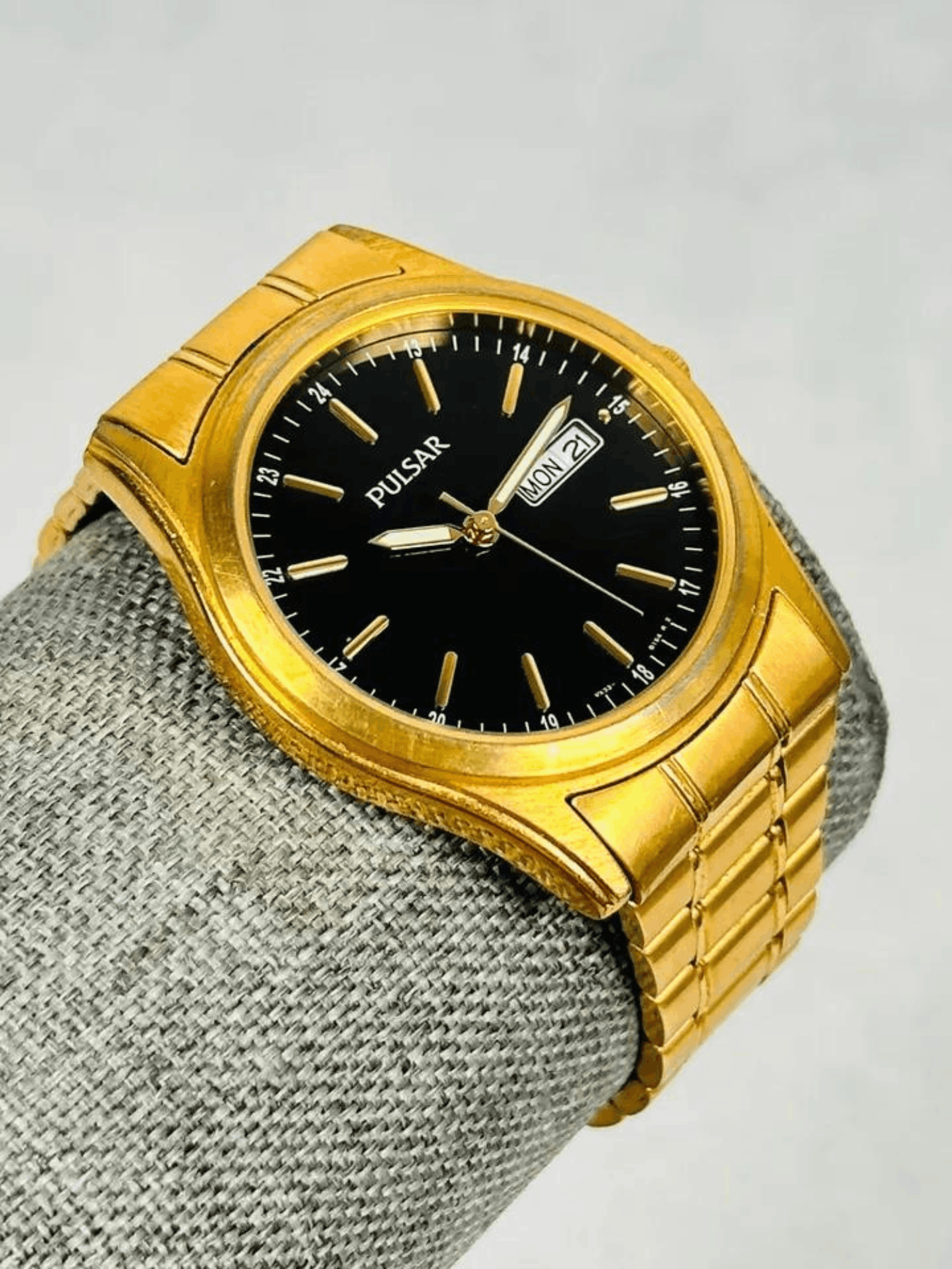 Seiko Men's Quartz Seiko Pulsar Black Dial Gold tone Wristwatch | Grailed