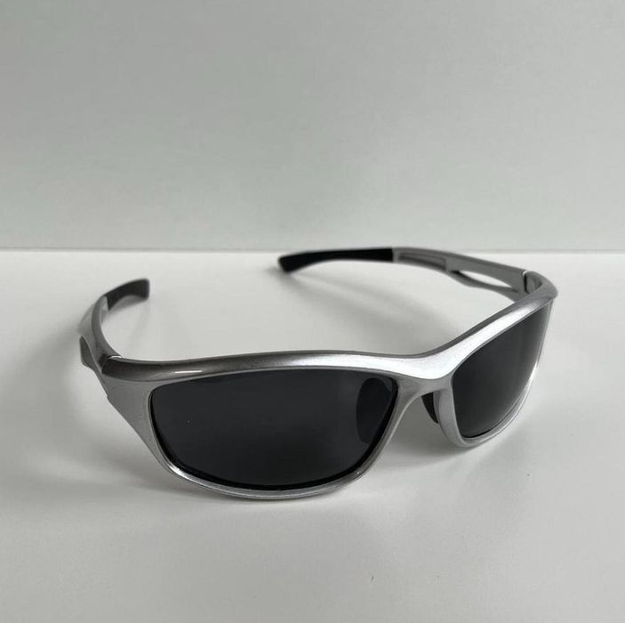 Oakley Y2K 2000s silver chrome sporty sunglasses | Grailed