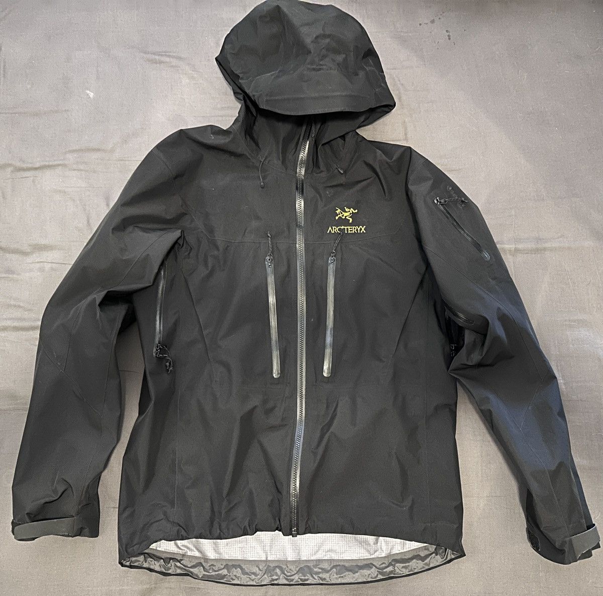 Arc'Teryx Arc’teryx Alpha SV 24K Black | Grailed