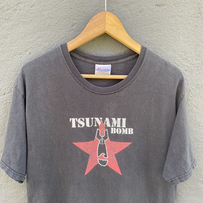 Vintage Vintage OG Faded Y2K Tsunami Bomb Punk Alternative Band Tee ...