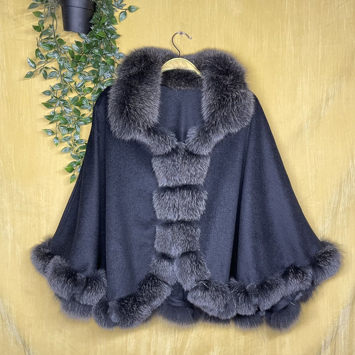 Mink Fur Coat × Saga Fox × Vintage Beautiful Vintage Saga furs shawl ...