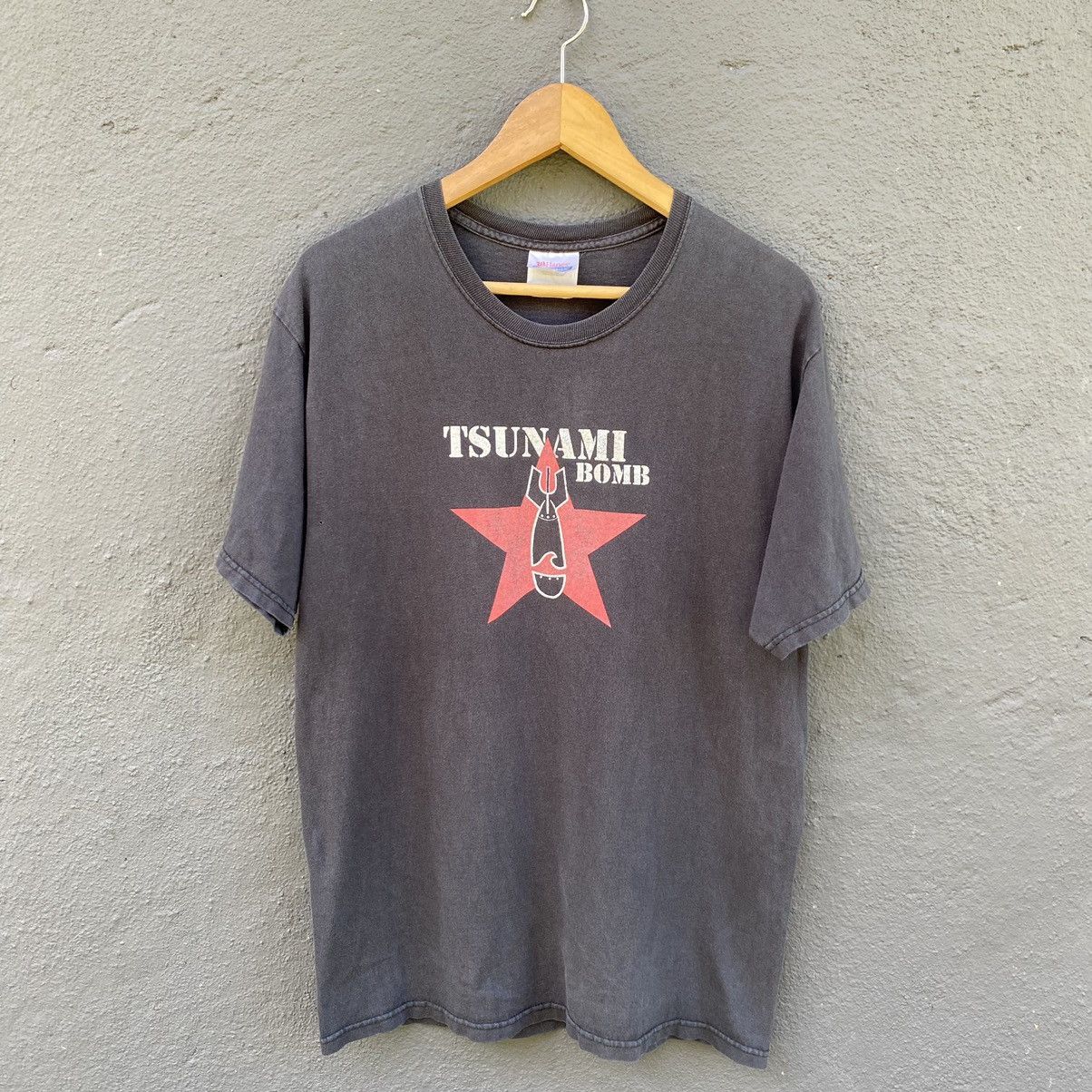 Vintage Vintage OG Faded Y2K Tsunami Bomb Punk Alternative Band Tee ...