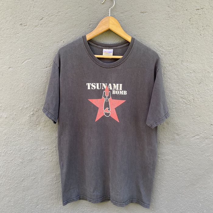 Vintage Vintage OG Faded Y2K Tsunami Bomb Punk Alternative Band Tee ...
